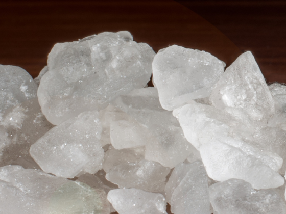 Camphre Naturel en grains : Origines, Bienfaits et Utilisations
